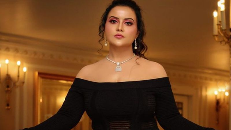 మహారాష్ట్ర సీఎం పడ్నవిస్ భార్య ఓ బాలివుడ్ సింగర్ ... ఎవరో తెలుసా? - Amruta Fadnavis Biography ...