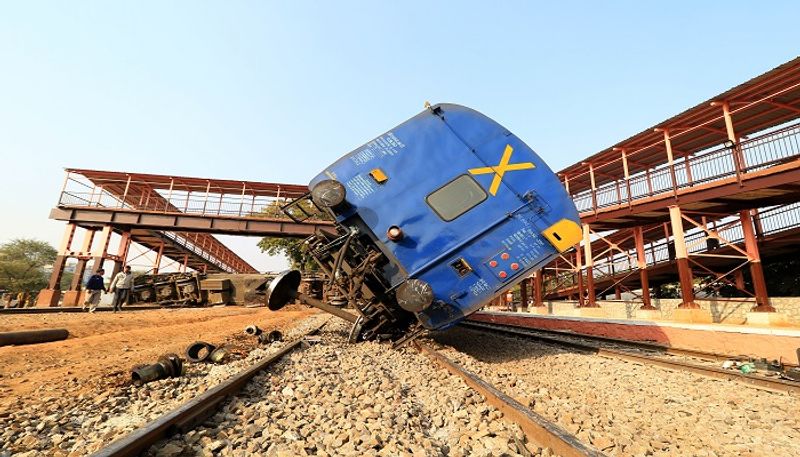 Shivnath Express train on way to Nagpur derails in Chhattisgarh; no ...