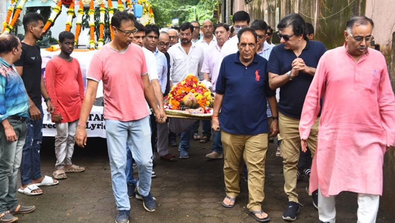 Sawan Kumar Funeral: सावन कुमार को अंतिम विदाई देने पहुंचे प्रेम चोपड़ा ...