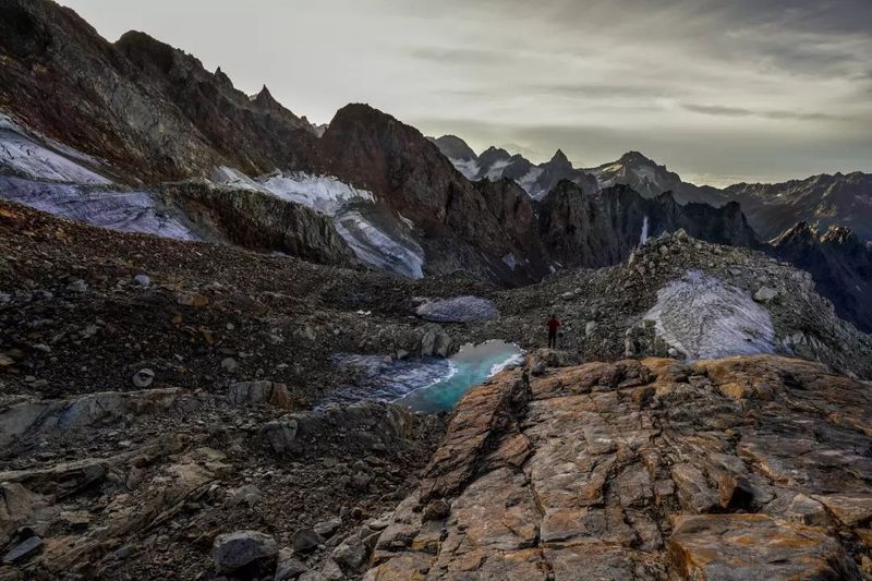 The Indian tectonic plate is splitting in two under the Himalayas ...