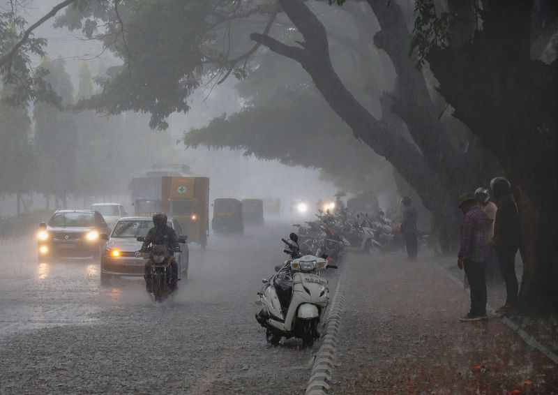 Heavy rains, thunderstorms lash Delhi-NCR; IMD issues advisory, predicts more rainfall | Asianet ...