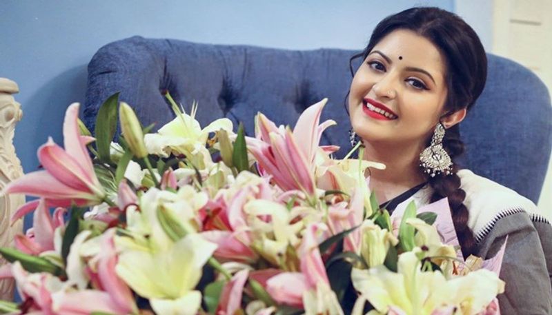 সাদা পোশাকে জল রঙের আঁকিবুকি, জন্মদিনে রাজ্যকে নিয়ে এই ‘থিম’ সাজেই ...