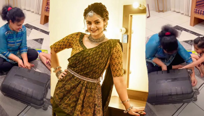 'ദുബായിൽ നിന്ന് വരുന്ന പെട്ടിത്തുറക്കൽ ചടങ്ങ്' പകർത്തി ശിൽപ ബാല ...