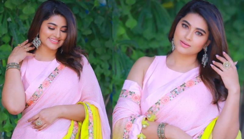 లేత గులాబీ చీరలో స్నేహా అందాలు.. ఈ వయస్సులోనూ గ్లామర్ మెరుపులతో ...