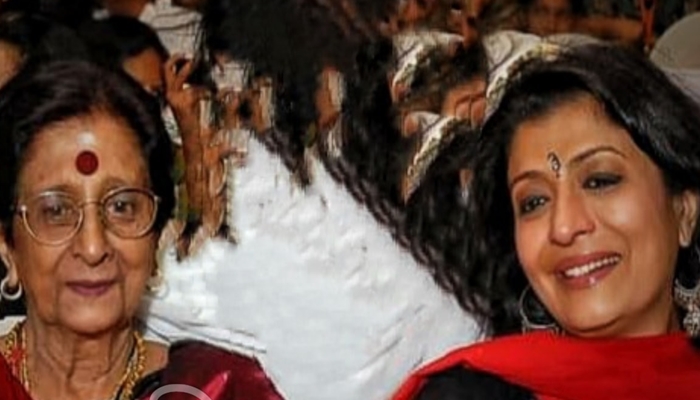 গুরু নানক জন্মজয়ন্তীর সন্ধেয় মাতৃহারা দেবশ্রী রায়, শোকস্তব্ধ ঋতুপর্ণা | Deboshree Roy S ...