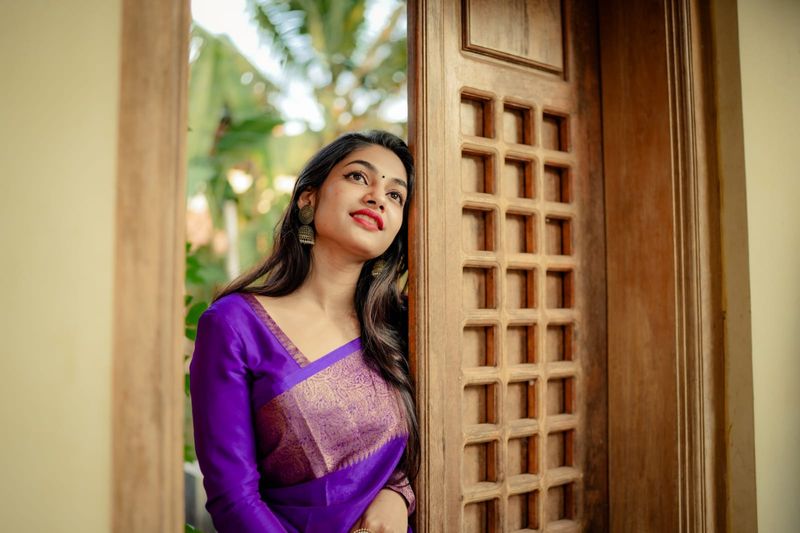 Ivana Photos: பட்டு சேலை அழகில்... ரசிகர்களை பாடாய் படுத்தும் 'லவ் டுடே ...