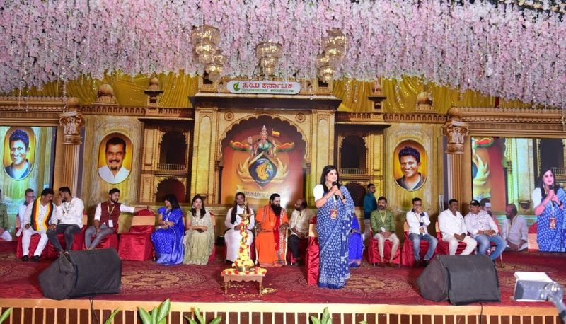 ವಿಶ್ವ ಕನ್ನಡಿಗರ ಸಮ್ಮೇಳನದಲ್ಲಿ ಸುವರ್ಣ ನ್ಯೂಸ್ ನಿರೂಪಕಿ ಶ್ವೇತಾ ಆಚಾರ್ಯಗೆ ...