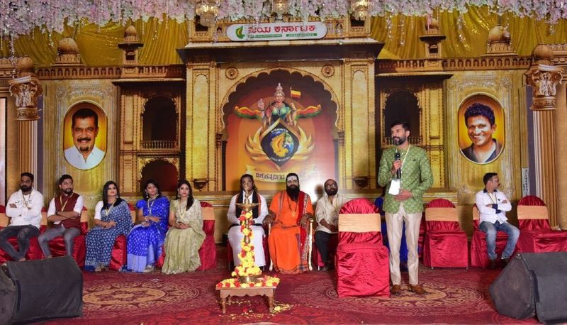 ವಿಶ್ವ ಕನ್ನಡಿಗರ ಸಮ್ಮೇಳನದಲ್ಲಿ ಸುವರ್ಣ ನ್ಯೂಸ್ ನಿರೂಪಕಿ ಶ್ವೇತಾ ಆಚಾರ್ಯಗೆ ಸನ್ಮಾನ - Suvarna News anchor ...