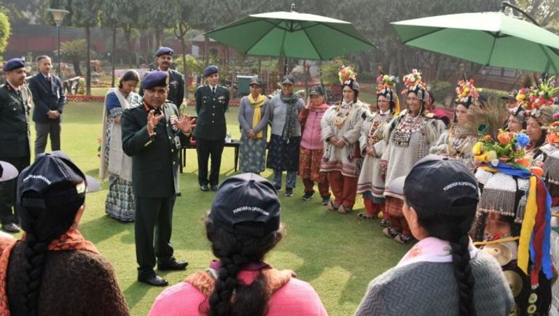 25 Buddhist women, on national integration tour, meet Indian Army chief ...
