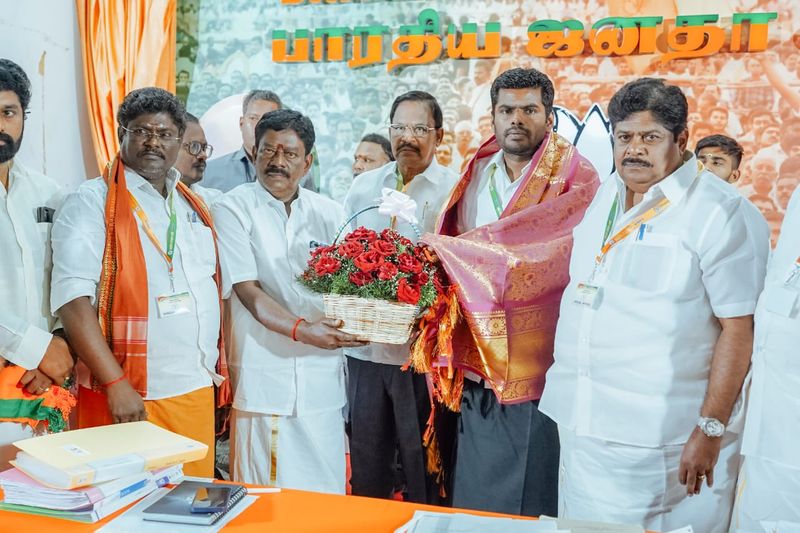 பாஜகவில் இணைந்தார் நிலக்கோட்டை தொகுதியின் முன்னாள் எம்.எல்.ஏ க.அன்பழகன் ...