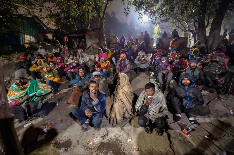 As North India reels under intense cold wave, dense fog envelops Delhi ...