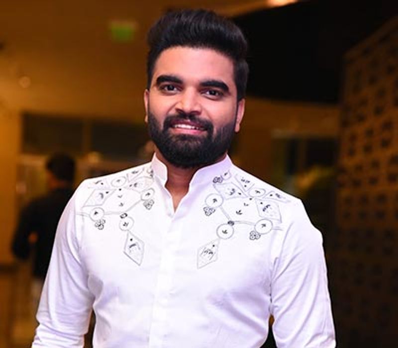 anchor pradeep machiraju replaced by sudigali sudheer in sarkaar game ...
