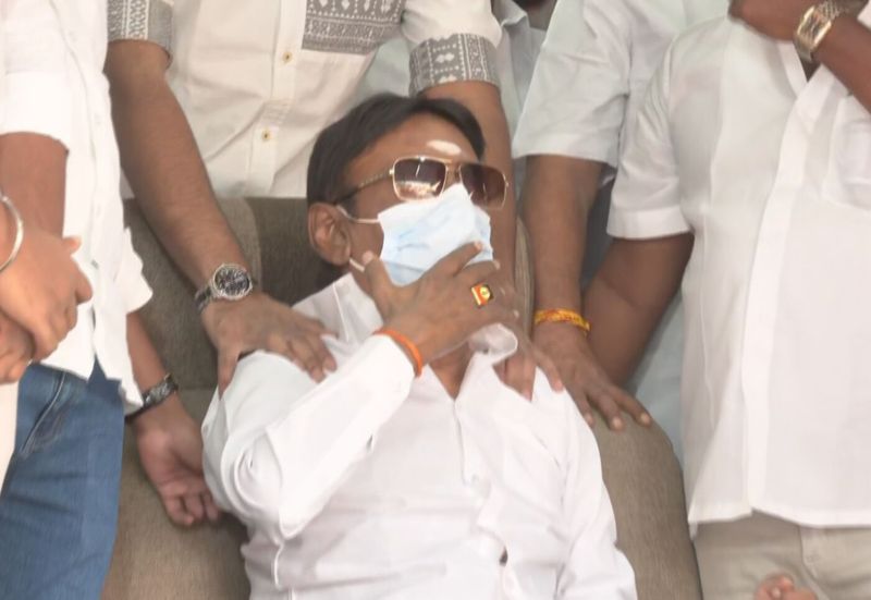 தொண்டர்களை நேரில் சந்தித்து கைகூப்பி வணக்கம் தெரிவித்த விஜயகாந்த் ...