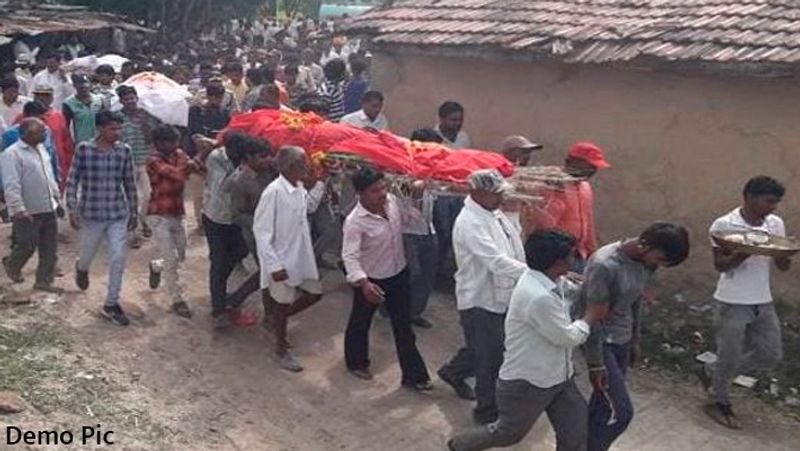 Hindu Tradition: शवयात्रा में आगे परिवार का कोई सदस्य मटकी लेकर क्यों ...