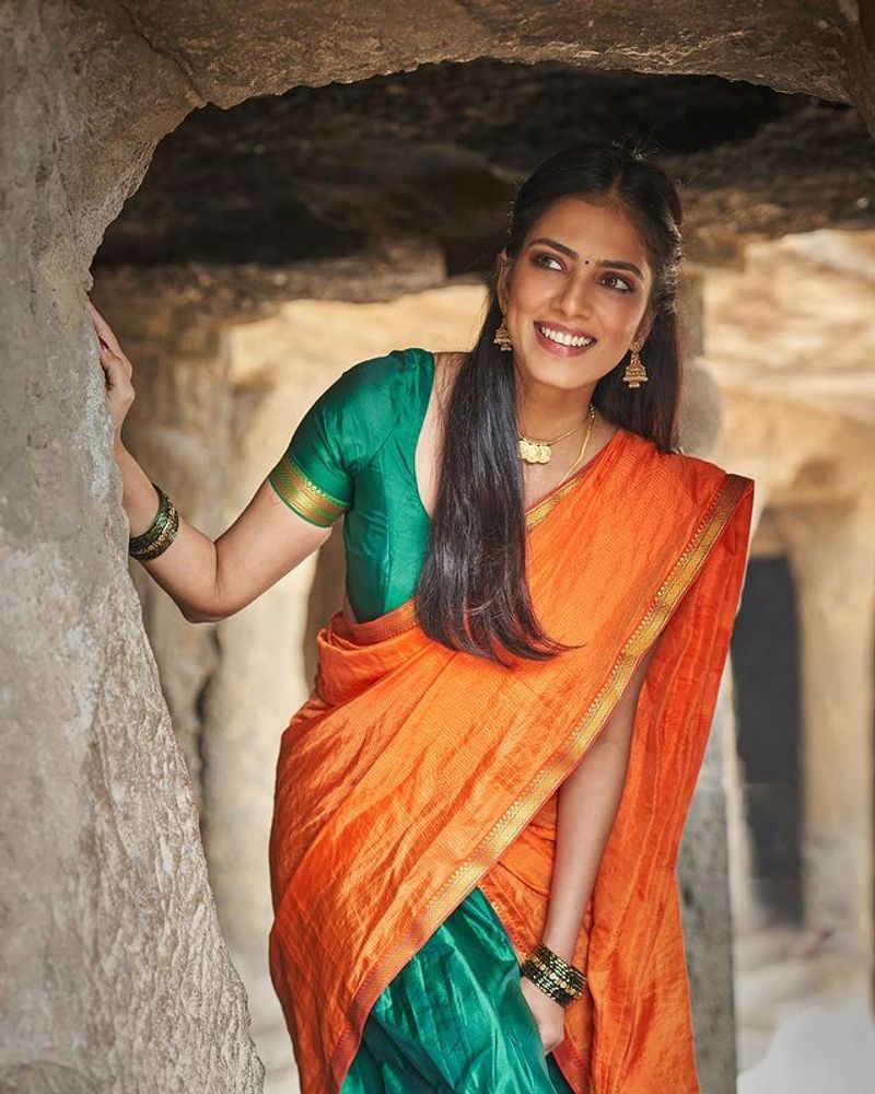 హాఫ్ శారీలో మాళవికా మోహనన్ కొంటె పోజులు.. చిరునవ్వుతో గుండెల్ని ...