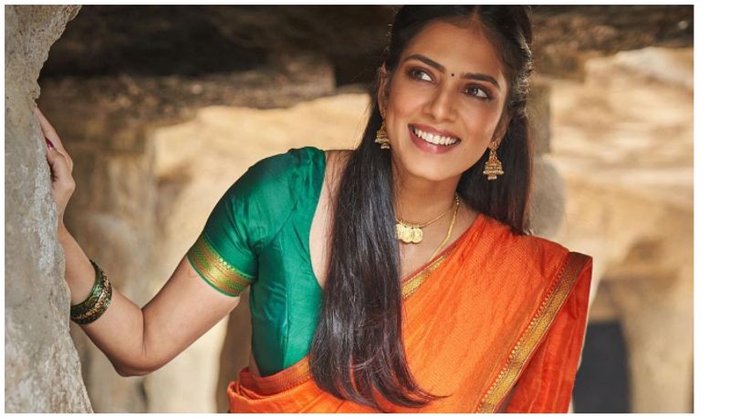 Malavika Mohanan: பாறைகளுக்கு நடுவே பாவாடை - தாவணி அழகில்... இளம் ...