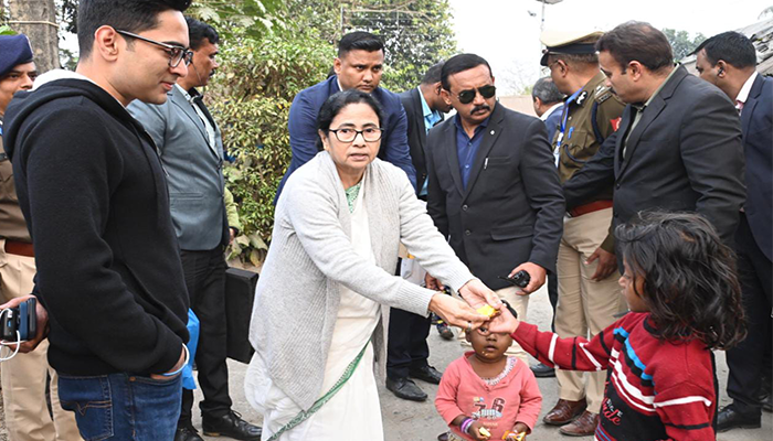 "ফ্রি রেশন-স্বাস্থ্যসাথী কার্ড পাও তো"? হাসিমারায় এলাকা ঘুরে ঘুরে ...