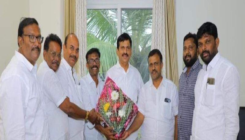 కాంగ్రెస్ నుంచి కూడా ఆహ్వానం.. పొంగులేటి శ్రీనివాస్ రెడ్డి దారెటు ...