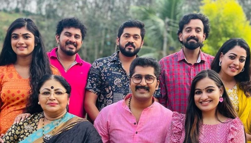 ഇത് ഒരു 'ഹിറ്റ്ലർ' കുടുംബം, ചിത്രം പങ്കുവെച്ച് അരുൺ രാഘവൻ | Actor Arun ...