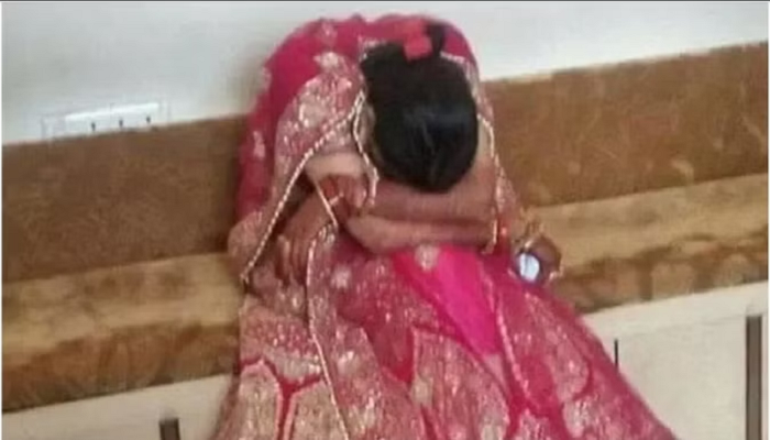 गोरखपुर टूटी शादी तो प्रेमी के घर सामान लेकर पहुंच गई युवती जमकर किया हंगामा Gorakhpur 