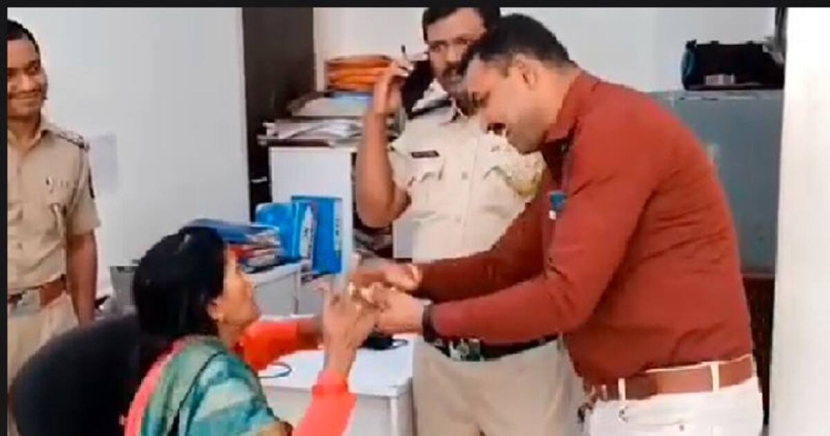 ತಪ್ಪಿ ಹೋದ ಯುಪಿ ವೃದ್ಧೆಯನ್ನು ಕುಟುಂಬದೊಂದಿಗೆ ಸೇರಿಸಿದ ಮುಂಬೈ ಪೊಲೀಸರು - Mumbai ... ತಪ್ಪಿ ಹೋದ ಯುಪಿ ವೃದ್ಧೆಯನ್ನು ಕುಟುಂಬದೊಂದಿಗೆ ಸೇರಿಸಿದ ಮುಂಬೈ ಪೊಲೀಸರು - Mumbai ...