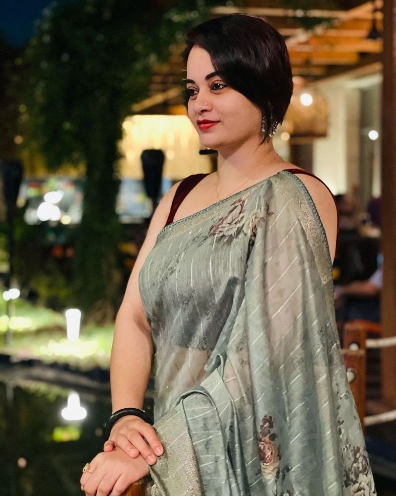 ஹாலிவுட் ஹீரோயின் போன்ற ஹேர் ஸ்டைலில்... கணவருடன் ஹாட் ரொமான்ஸ் பண்ணும் ...