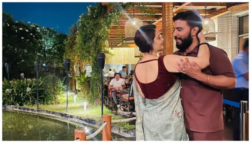 ஹாலிவுட் ஹீரோயின் போன்ற ஹேர் ஸ்டைலில்... கணவருடன் ஹாட் ரொமான்ஸ் பண்ணும் ...