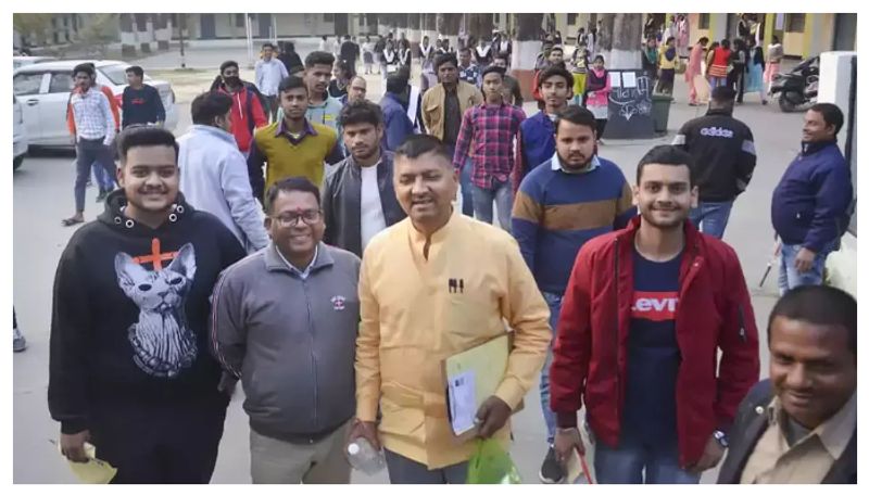 പഠിച്ച് വക്കീലായി പാവങ്ങൾക്ക് നിയമസഹായം നൽകണം; വിദ്യാർഥികൾക്കൊപ്പം ...