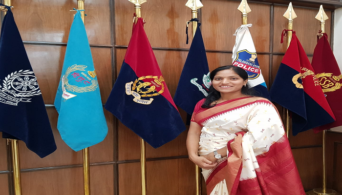 कौन है IPS आरती सिंह, जिनपर लगा रेंट ना देने का आरोप, IPS पति का भी ...