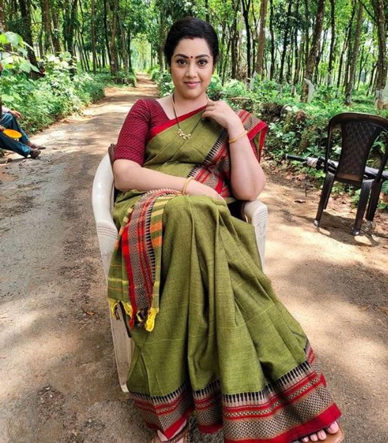 రాజకీయాల్లోకి మీన...ఆపార్టీలోకే అంటూ.. హింట్ ఇచ్చిన సీనియర్ తార ...