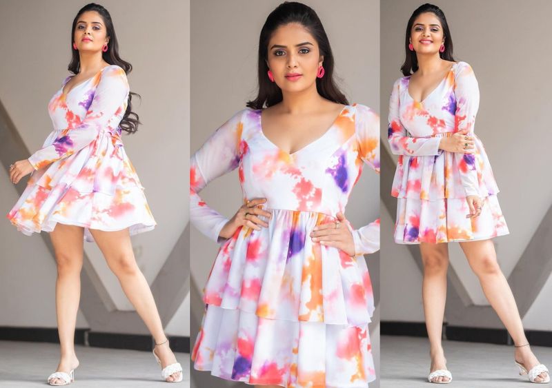 Sreemukhi: జానెడు గౌనులో అల్లీ బిల్లీ తిరిగిన శ్రీముఖి... మరింత పైకి ...