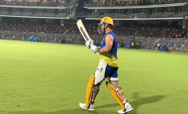 റോക്കി ഭായി പോലും തോറ്റുപോകുന്ന മാസ് എന്‍ട്രി; ബാറ്റുമെടുത്ത് ...