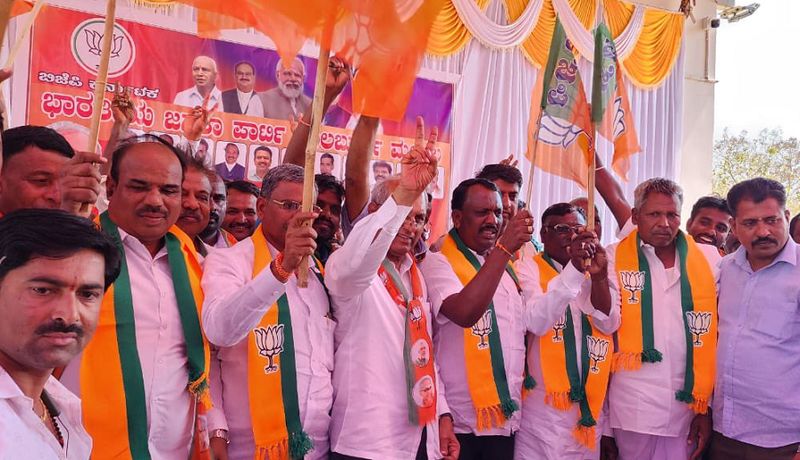 ಸಚಿವ ಹಾಲಪ್ಪ ಆಚಾರ್‌ ಸಮ್ಮುಖದಲ್ಲಿ 600ಕ್ಕೂ ಹೆಚ್ಚು ಕಾಂಗ್ರೆಸಿಗರು ಬಿಜೆಪಿಗೆ ...