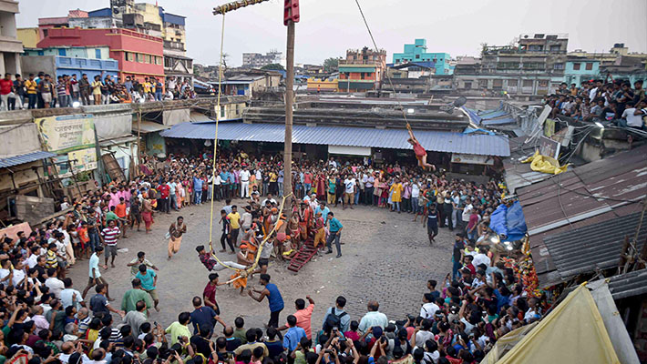 कोई लटका 25 फीट ऊंचे झूले पर तो कोई चला अंगारों पर, तस्वीरों में देखिए ...