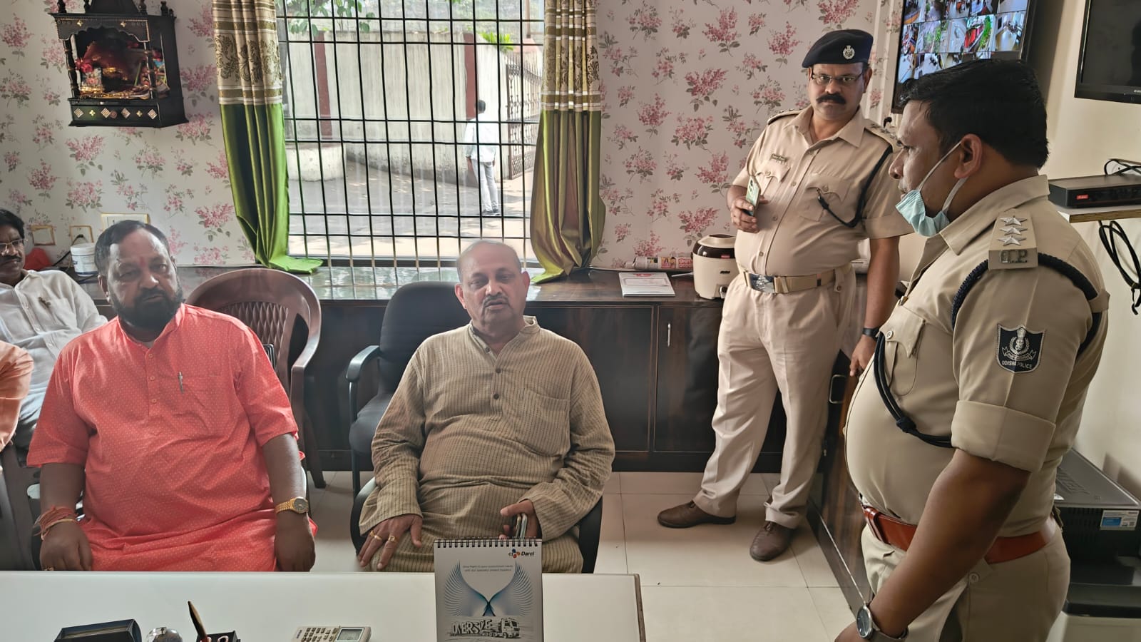 केंद्रीय मंत्री बिश्वेश्वर टुडू को पुलिस ने हिरासत में लिया: संबलपुर ...
