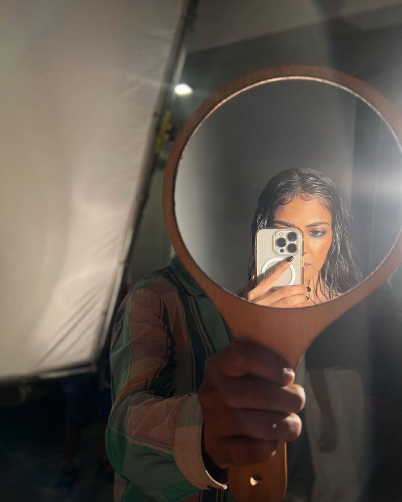 இது செல்ஃபி டைம்.. கிழிந்த உடையில் கிளுகிளுப்பேற்றும் மாளவிகா மோகனன் ...