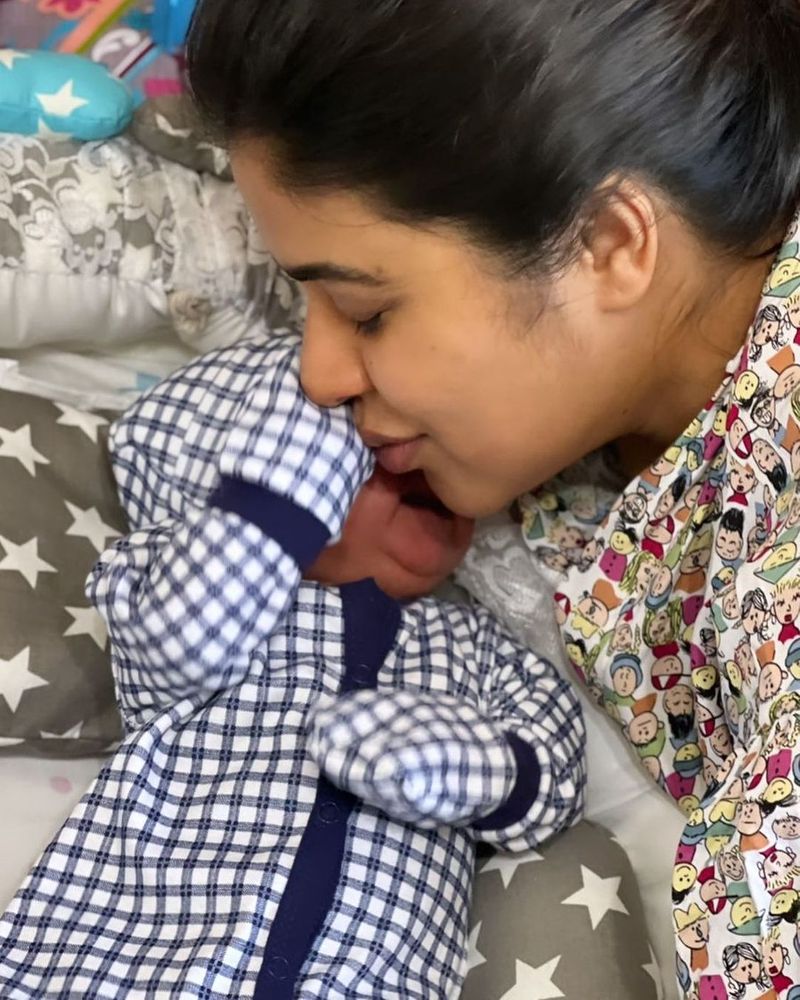 ఫస్ట్ టైం తన కొడుకును చూపించిన పూర్ణ... అచ్చు అమ్మ పోలికేనట! - heroine purnaa finally reveals ...