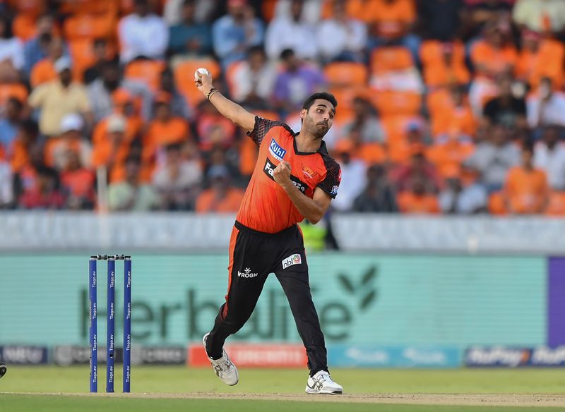 ഭുവി തുടങ്ങി, ഗുജറാത്ത് ടൈറ്റന്‍സിന് വിക്കറ്റ് വീഴ്‌ച്ച ...