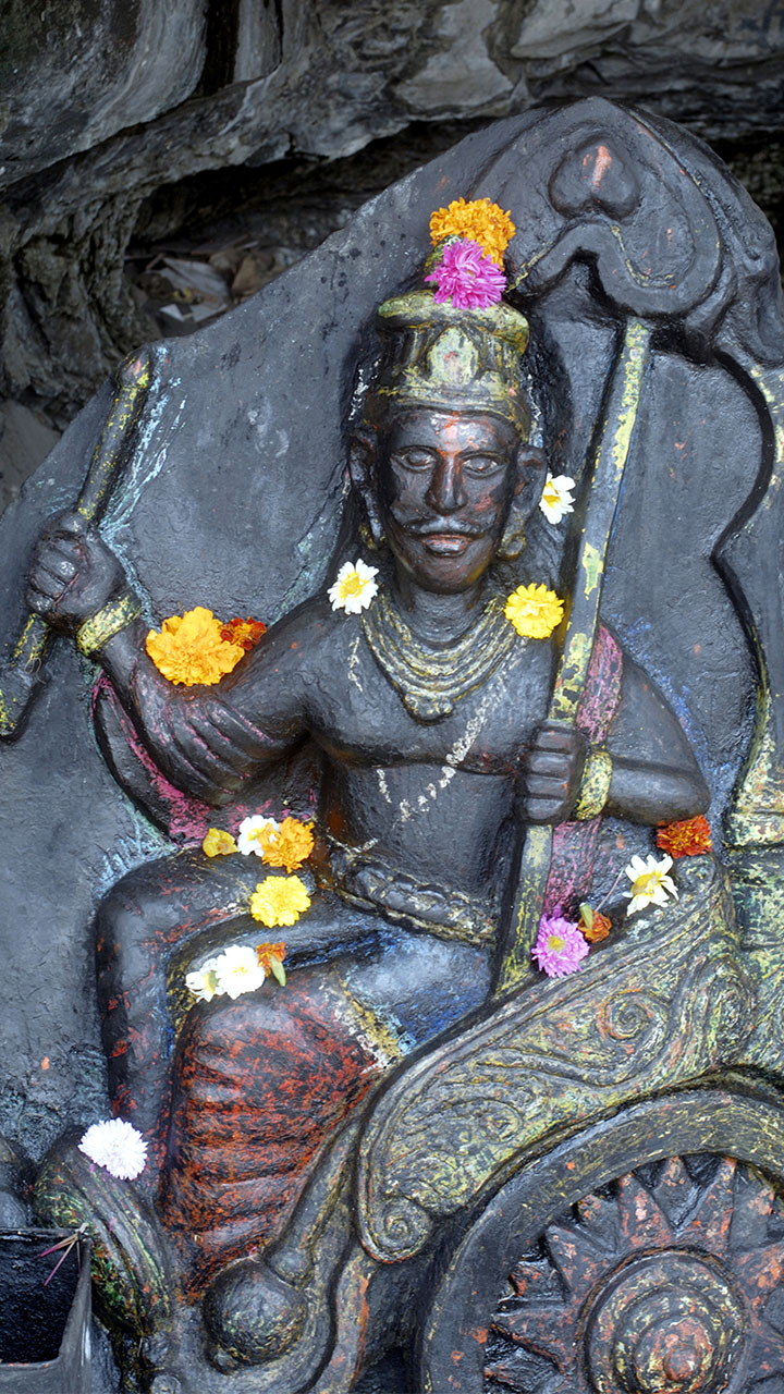 Shani Jayanti 2023: शनिदेव को चढ़ाएं 5 चीजें, हीरे जैसी चमकेगी किस्मत ...