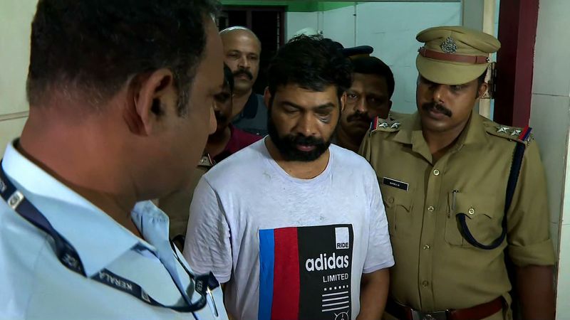 ഡോ. വന്ദന കൊലക്കേസ്: 'ഒരു മുറിയിൽ കയറിയത് മാത്രമേ ഓർമ്മയുള്ളൂ', സന്ദീപുമായി തെളിവെടുപ്പ് നടത്തി ...