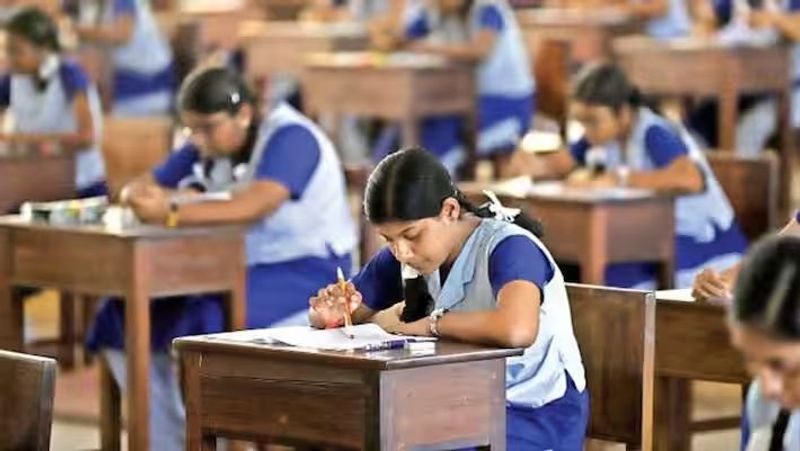 10th Answer Sheet Correction Work: 10-ம் வகுப்பு மாணவர்களின் விடைத்தாள் ...