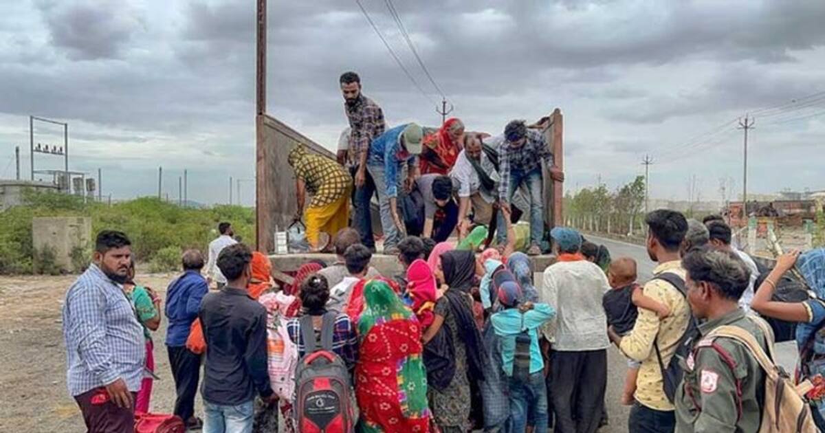 బిపర్జోయ్ తుఫాను: ఐఎండీ రెడ్ అలర్ట్.. గుజరాత్ తీర ప్రాంతాల నుంచి 37 ... బిపర్జోయ్ తుఫాను: ఐఎండీ రెడ్ అలర్ట్.. గుజరాత్ తీర ప్రాంతాల నుంచి 37 ...