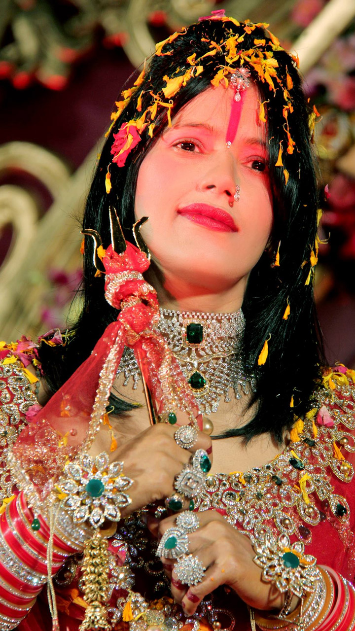 फिर से नए अवतार में दिखीं राधे मां - param shradhey shri radhe maa ...