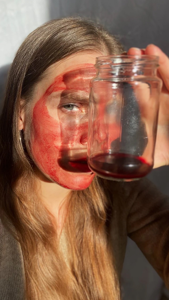 period blood facial: முகம் பொலிவு பெற மாதவிடாய் இரத்தத்தில் பேசியல் ...