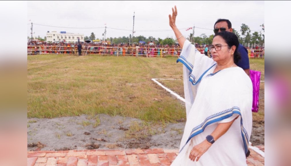 WB CM Mamata Banerjee treated in Kolkata hospital after injury during emergency chopper landing ...