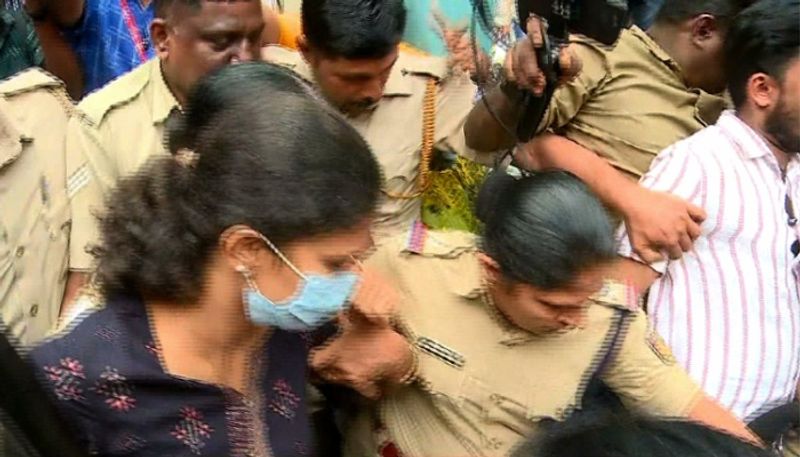 വ്യാജ രേഖ കേസിൽ ഇനിയെന്ത്? കെ.വിദ്യ നീലേശ്വരം പോലീസ് സ്റ്റേഷനിൽ ചോദ്യം ...