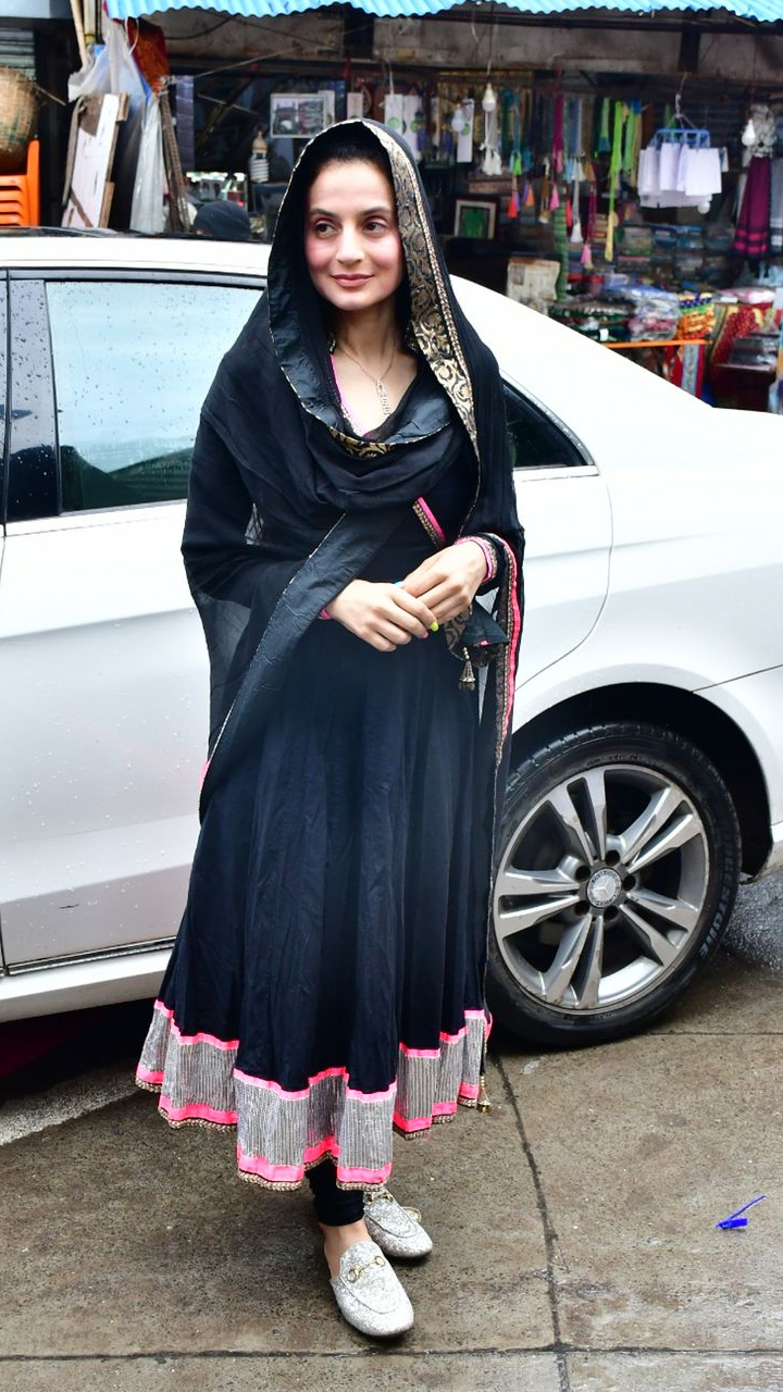 बिना मेकअप काला सूट पहन मन्नत मांगने दरगाह पहुंची 'सकीना', PHOTOS ...