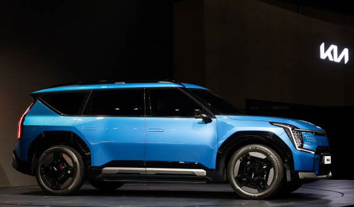 Kia EV9 SUV: एक बार चार्ज करने पर 541 किमी, 15 मिनट में हो जाएगी फुल ...