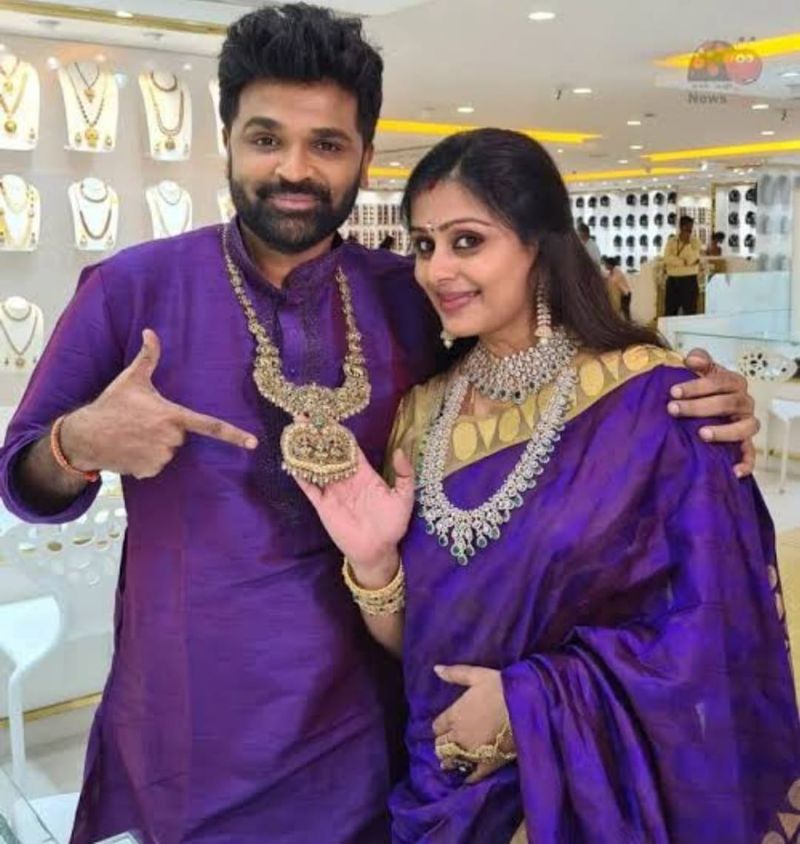 பிரபல சின்னத்திரை நடிகையின் வீட்டின் கதவை உடைத்து கொள்ளை.! சிசிடிவி ...