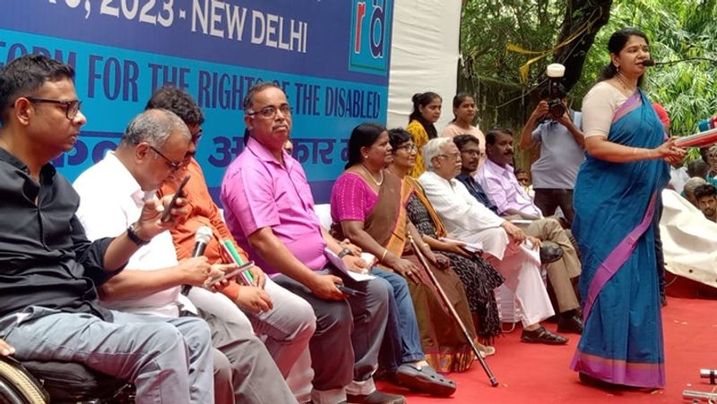 kanimozhi mp கொட்டும் மழையில் மாற்றுத்திறனாளிகளுக்கு ஆதரவாக கனிமொழி எம் ...